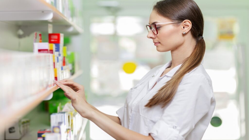 Jak zostać farmaceutą? Ile się zarabia na tym stanowisku? - Blog GoWork.pl